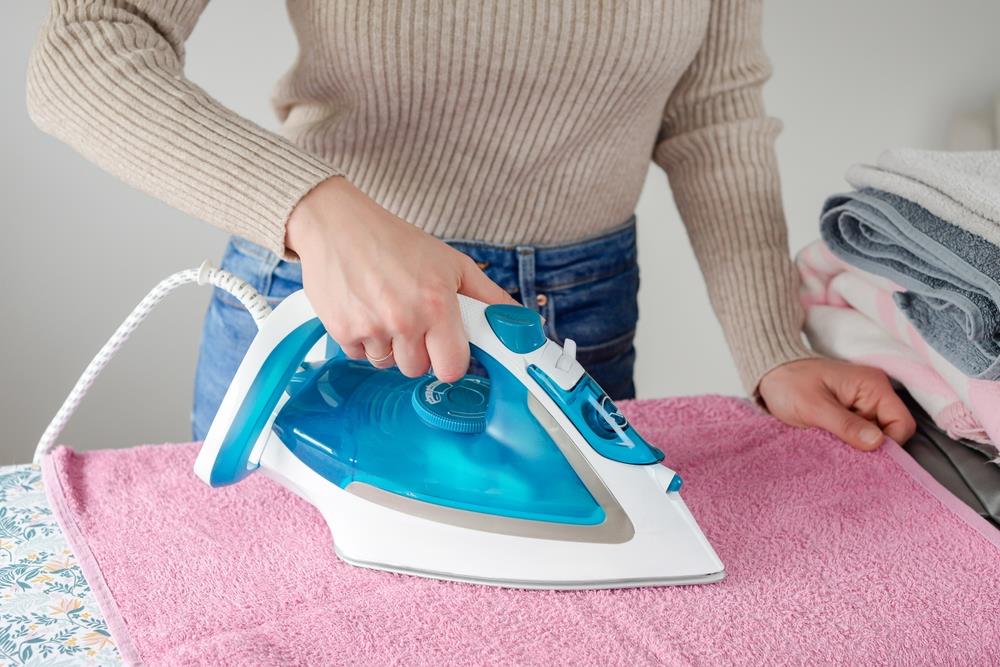 Adiós manchas en la plancha y ropa sucia: el truco infalible para dejar ...